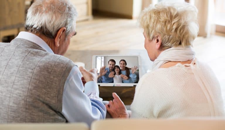 Visio TV personne âgée : 5 solutions pour garder contact
