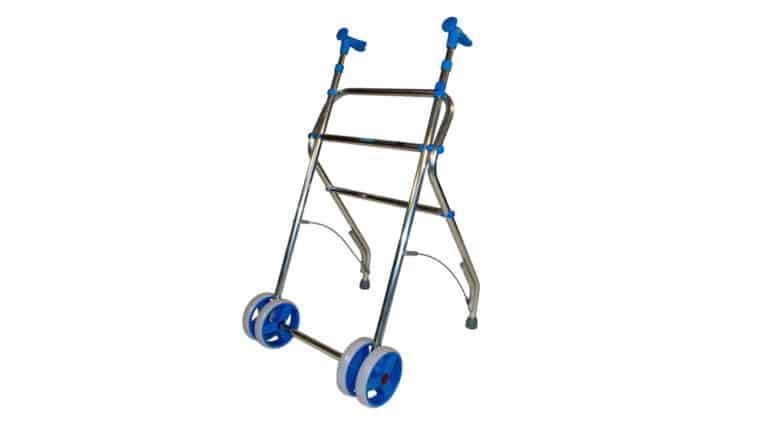 Quel rollator choisir pour mon proche